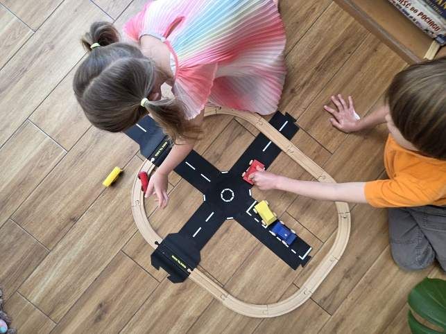 TODDLEROAD 2188 KRUHOVÝ OBJEZD A KŘIŽOVATKA - flexibilní silnice - 2 silikonové puzzle díl ...